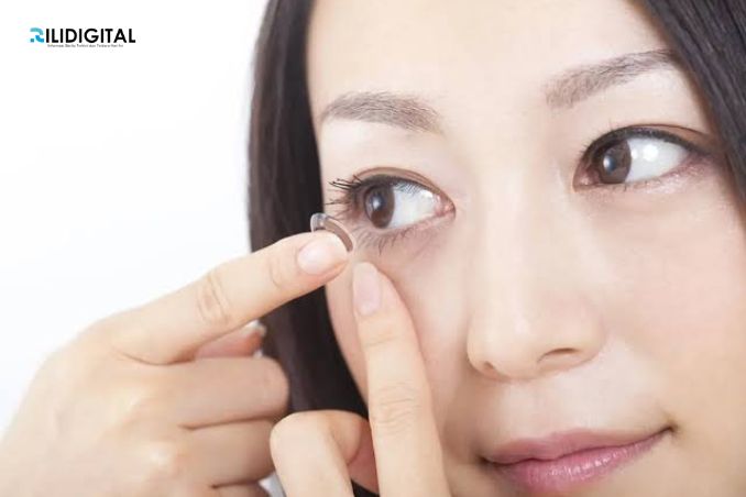 Cara Memasang dan Merawat Softlens Mata dengan Benar Cara Memasang dan Merawat Softlens Mata dengan Benar